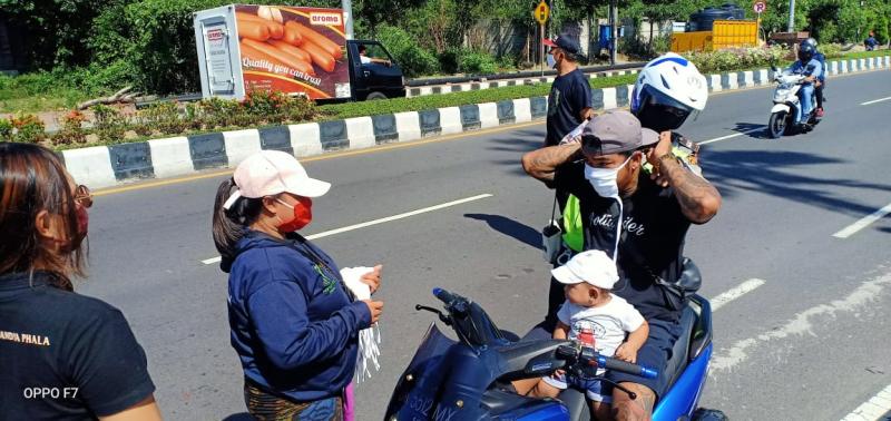 Bagikan Masker Dan Mengedukasi Pengendara Bali Tribune